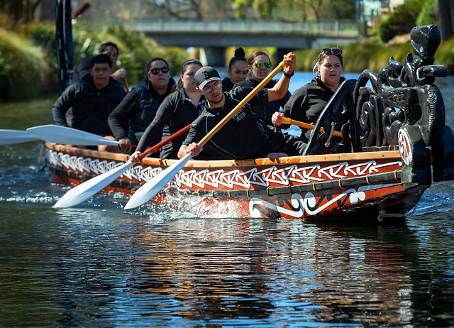 Waka Paddle Avon River, Christchurch | NZ Tourism Tours ️